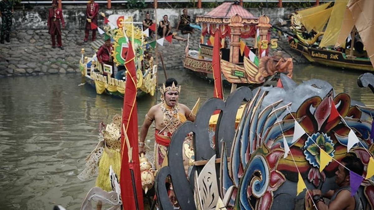 6 Potret Meriah Festival Perahu Nusantara dan Parade Sepeda Onthel di ...