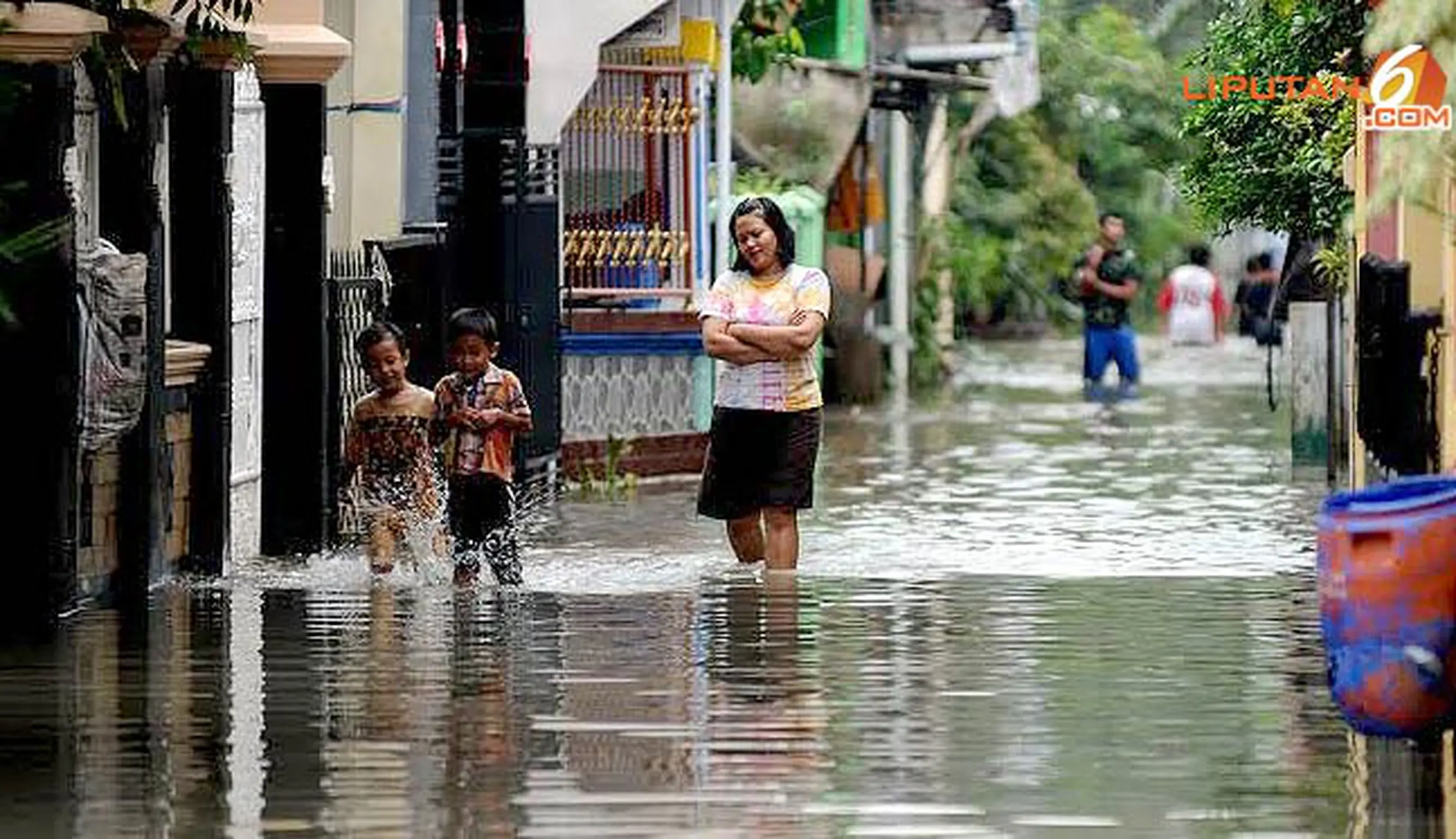 [FOTO] Tanggul Kali Cipinang Jebol, Kampung Makasar Terendam - Foto Liputan6.com