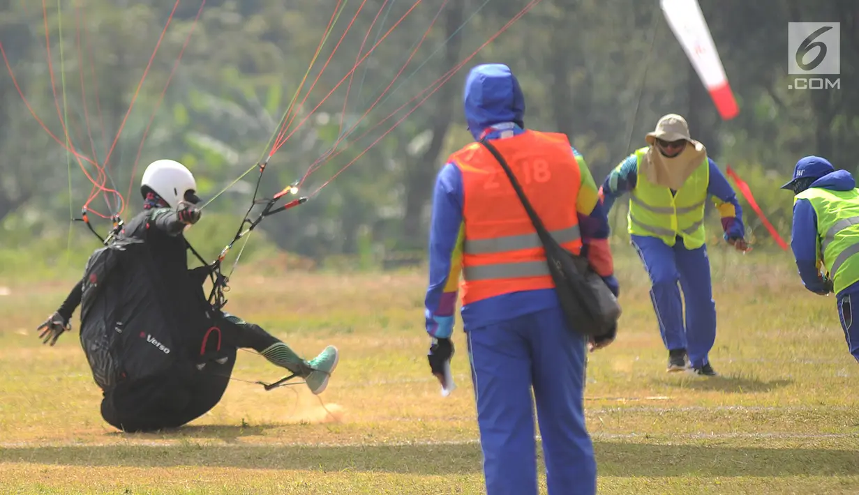 FOTO: Momen Dua Atlet Paralayang Asian Games 2018 Jatuh - Foto Liputan6.com