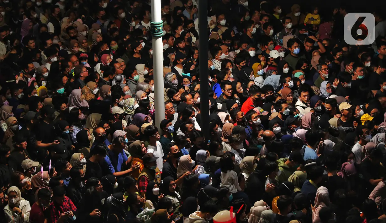 Calon Penumpang Mengular di Stasiun MRT Bundaran HI Selepas Perayaan ...