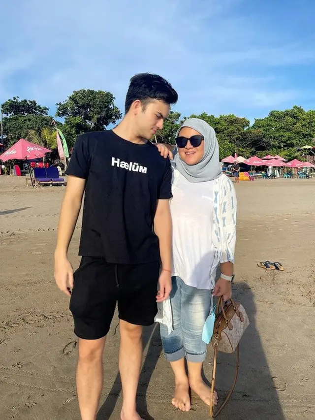 Dianggap Netizen Anak Mama, Ini 6 Potret Kedekatan Rizky Nazar dengan ...