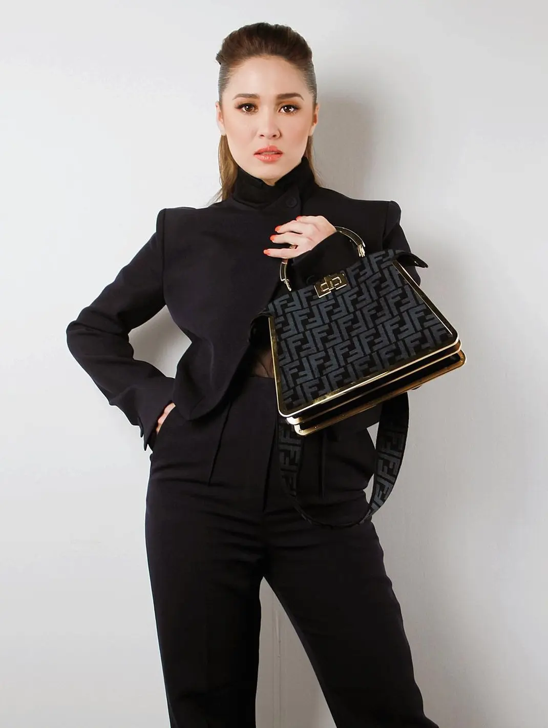 Paras Bule Emma Maembong Istri Aldi Taher di Film Horor Bisikan Jenazah ...