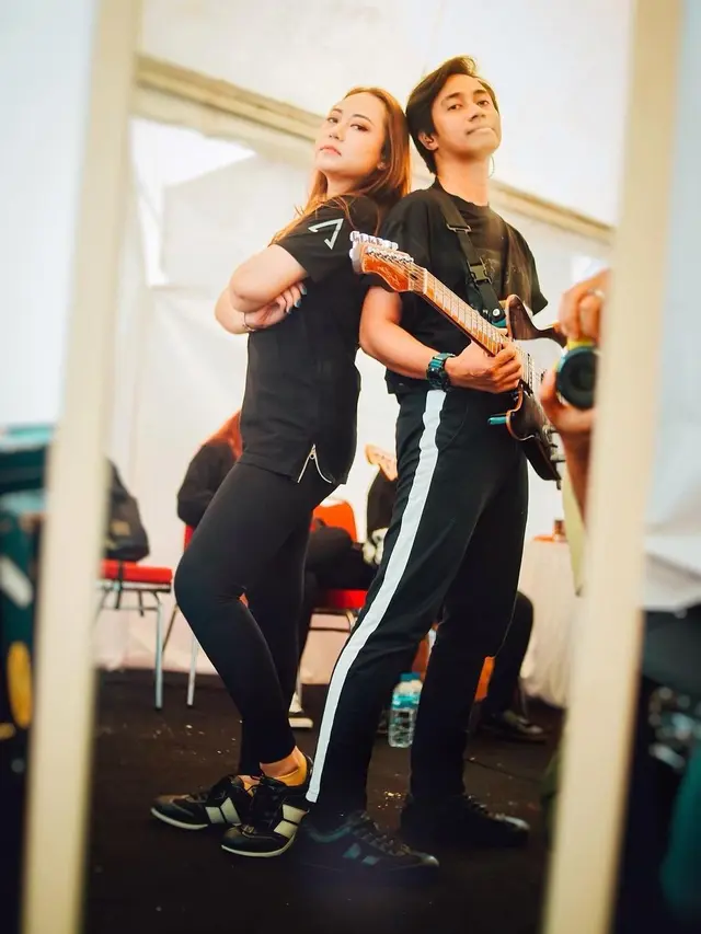 6 Potret Terbaru Aiu Ratna Vokalis Garasi yang Awet Muda, Punya Anak ...