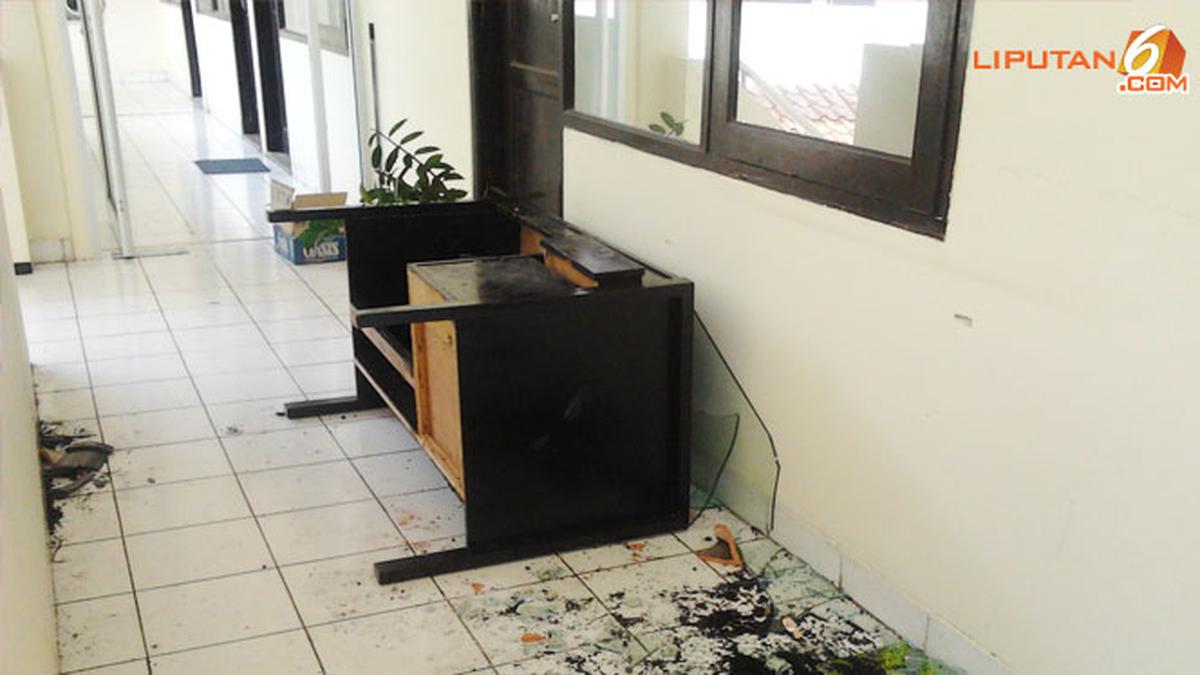Kantor PN Depok Dirusak Massa Ormas - News Liputan6.com