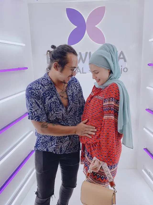 Lahirkan Anak Pertama, Ini 7 Potret Perjalanan Kehamilan Istri Komo ...