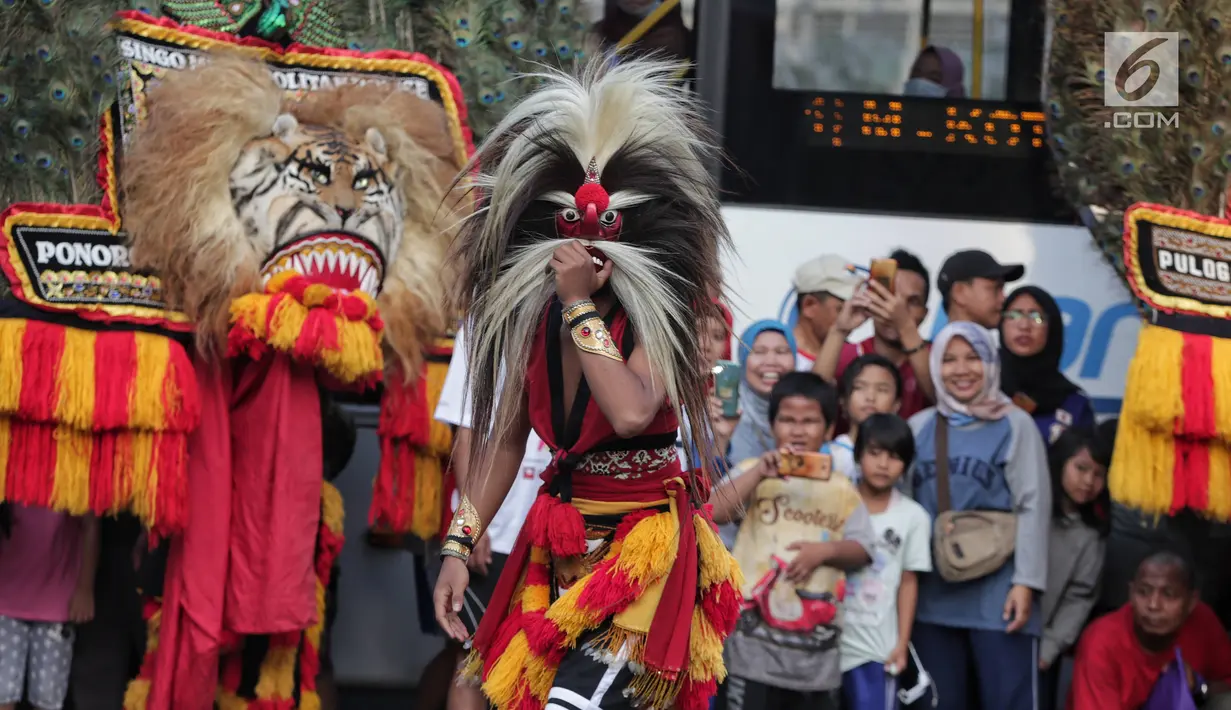 FOTO: Kesenian Reog Ponorogo Hibur Warga di Car Free Day - Foto ...