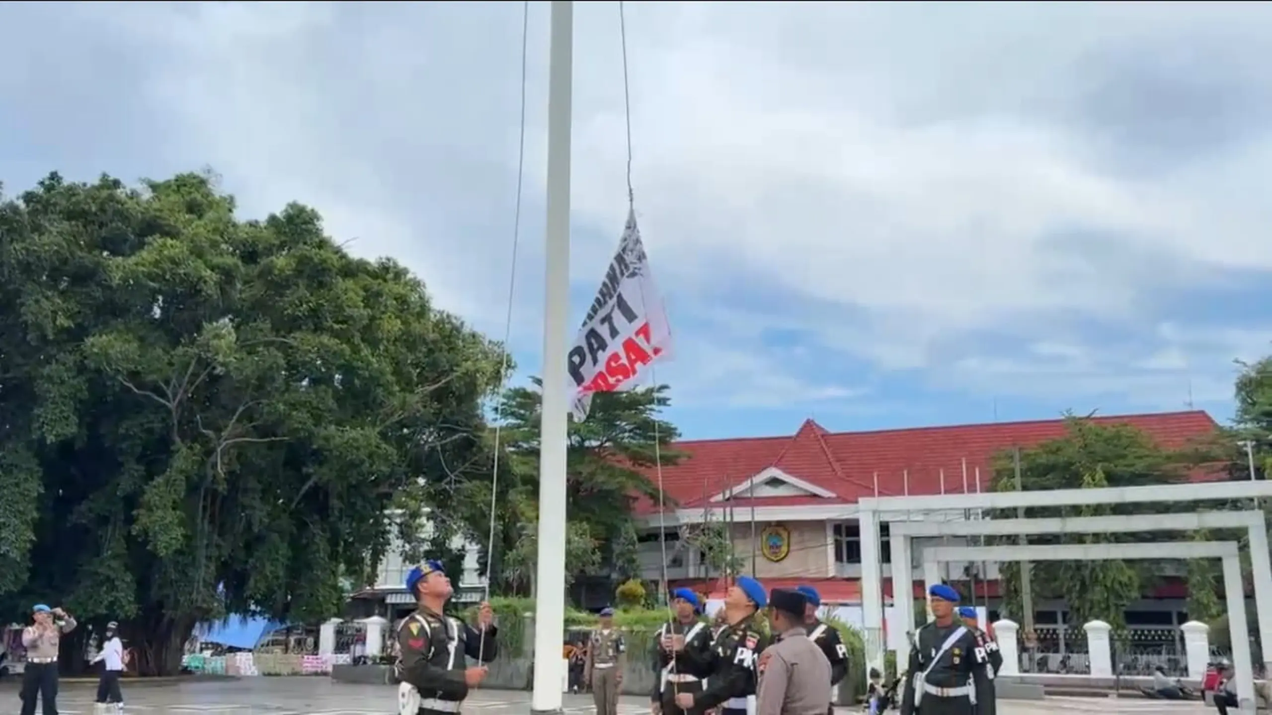 Polisi Turunkan Bendera Aliansi Masyarakat Pati Bersatu, Gedung DPRD ...