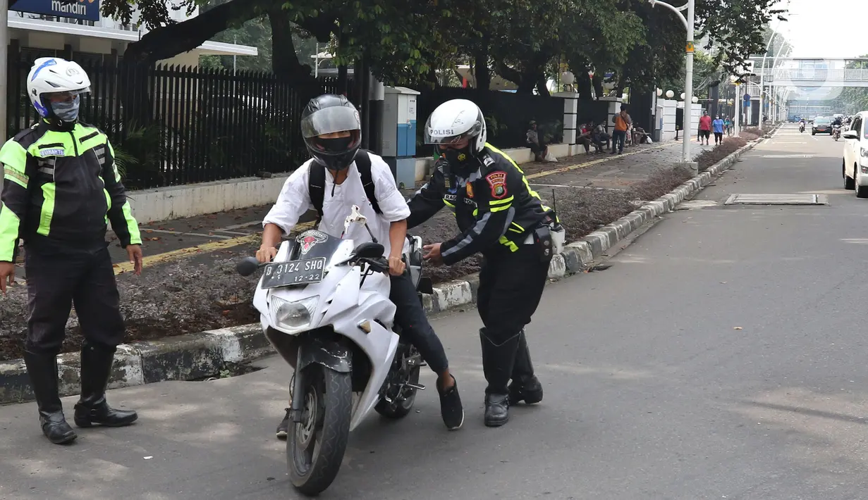 FOTO: Razia Motor Berknalpot Bising di Kawasan Monas - Foto Liputan6.com