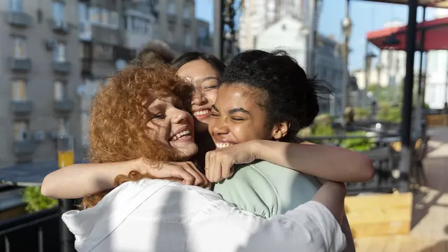 40 Kata-Kata Haru Bertemu Teman Lama - Ragam Bola.com