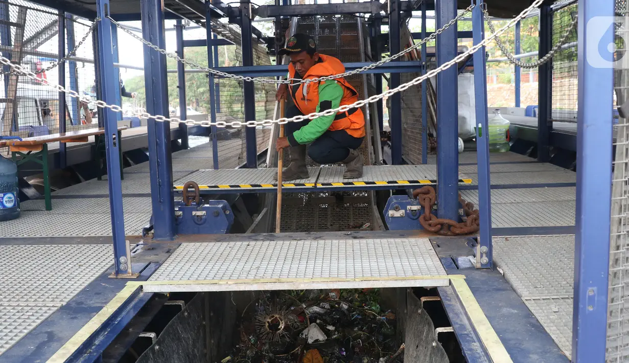 FOTO: Pertama, Jakarta Miliki Alat Pembersih Sampah di Sungai - Foto ...