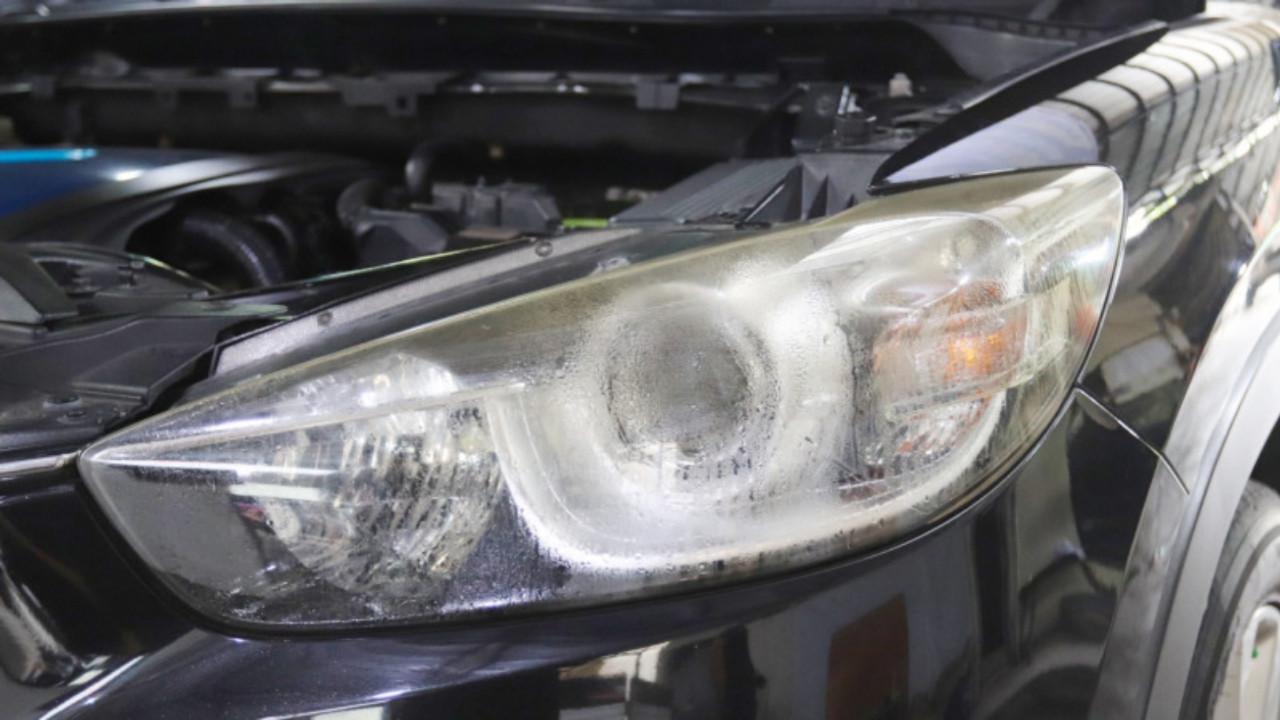 Lampu Mobil Berembun Bisa Picu Risiko Kecelakaan, Ini Penyebabnya