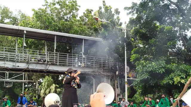 Emak-emak Ikut Demo di Tengah Mahasiswa, Bakar Semangat Massa di Patung ...