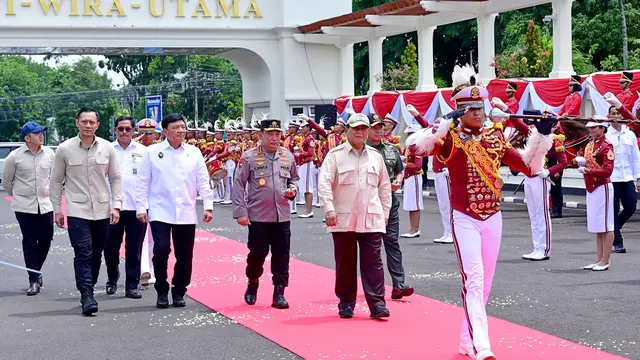 Momen Prabowo Disambut Meriah saat Hadiri Pembukaan Apel Kasatwil Polri 2024 - News Liputan6.com