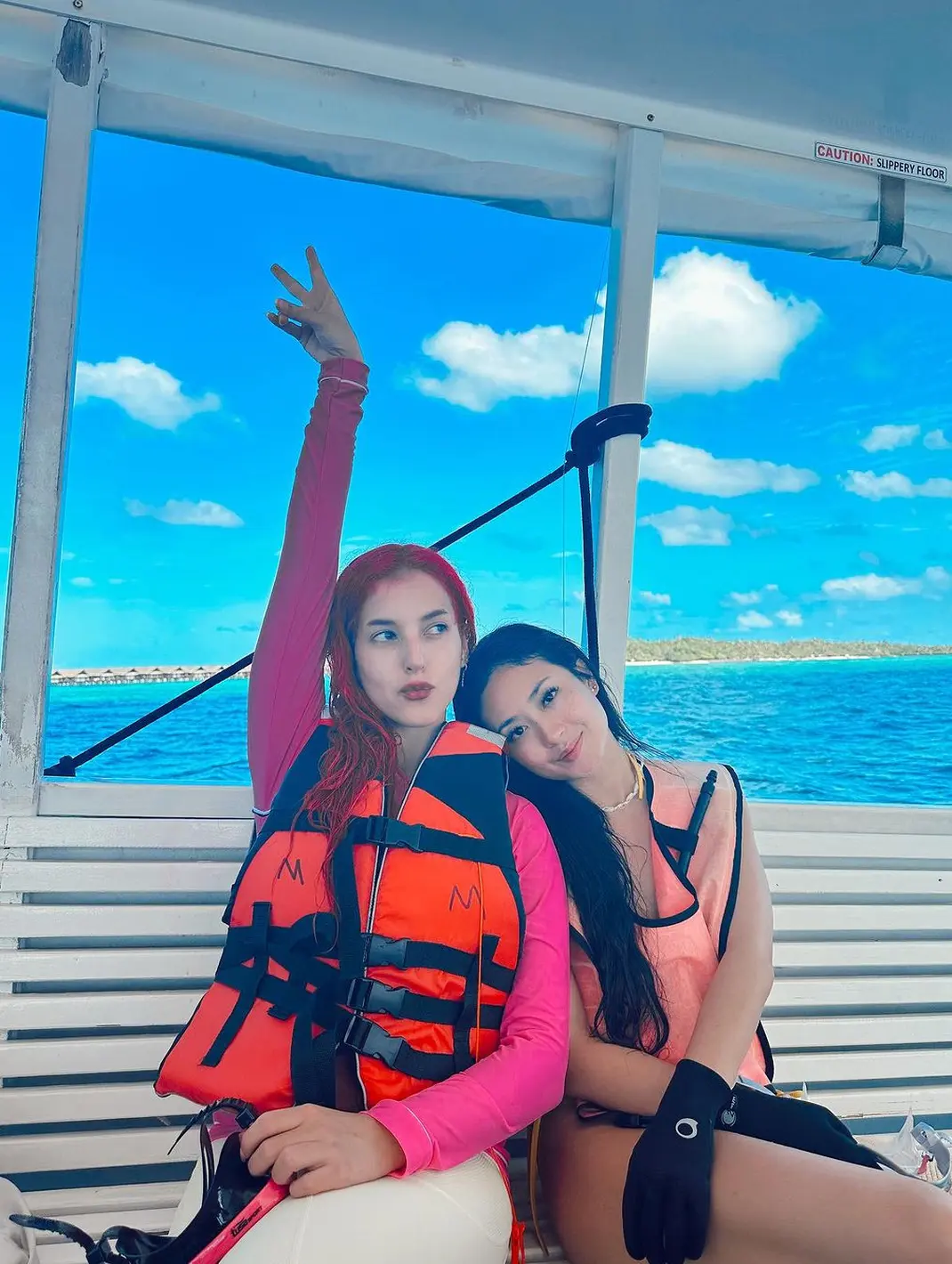 6 Potret Memesona Tasya Farasya Liburan di Maldives, Pamer Rambut Merah ...