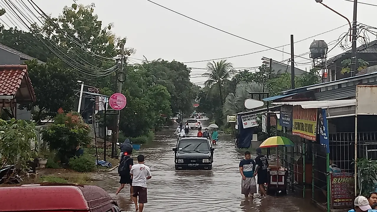 Hujan Deras Picu Banjir di 7 Kecamatan Kota Bekasi, Ini Daftarnya - News Liputan6.com