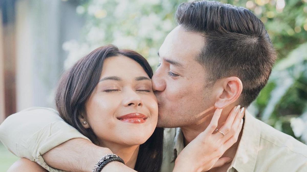 17 Tahun Menikah, Ini Potret Mesra Nana Mirdad dan Andrew White yang Disebut Vampire Couple ...