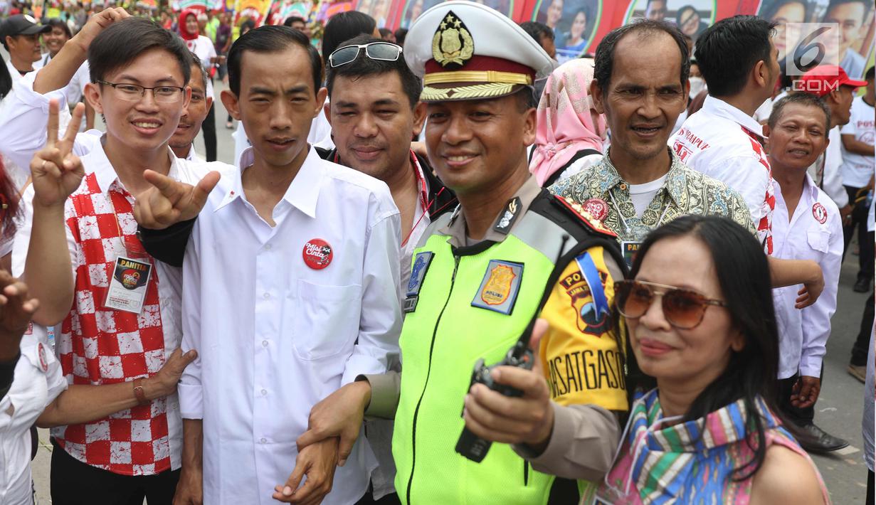 PHOTO: Dua Jokowi KW Jadi Rebutan Foto di Lokasi Pernikahan Kahiyang ...