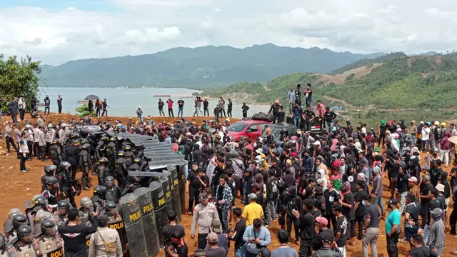 Demo Tuntut Pembukaan Tambang di Blok Mandiodo Konawe Utara Berakhir Ricuh, Banyak Warga Terluka ...