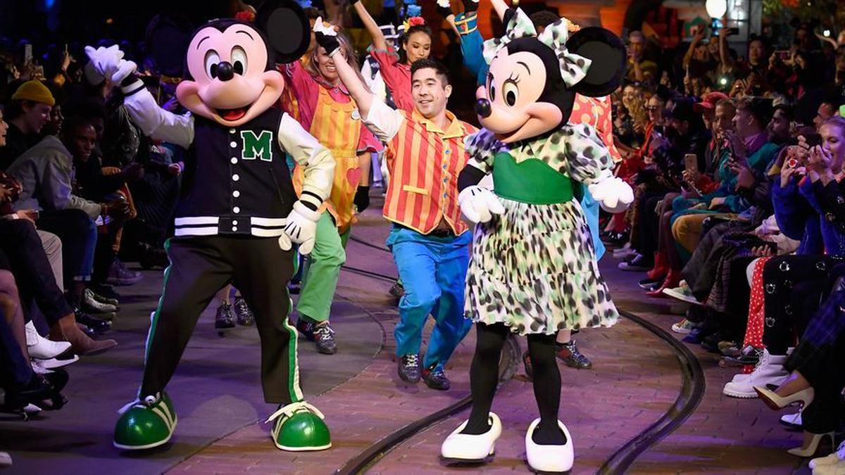Untuk Pertama Kalinya Mickey dan Minnie Mouse Fashion Show di ...