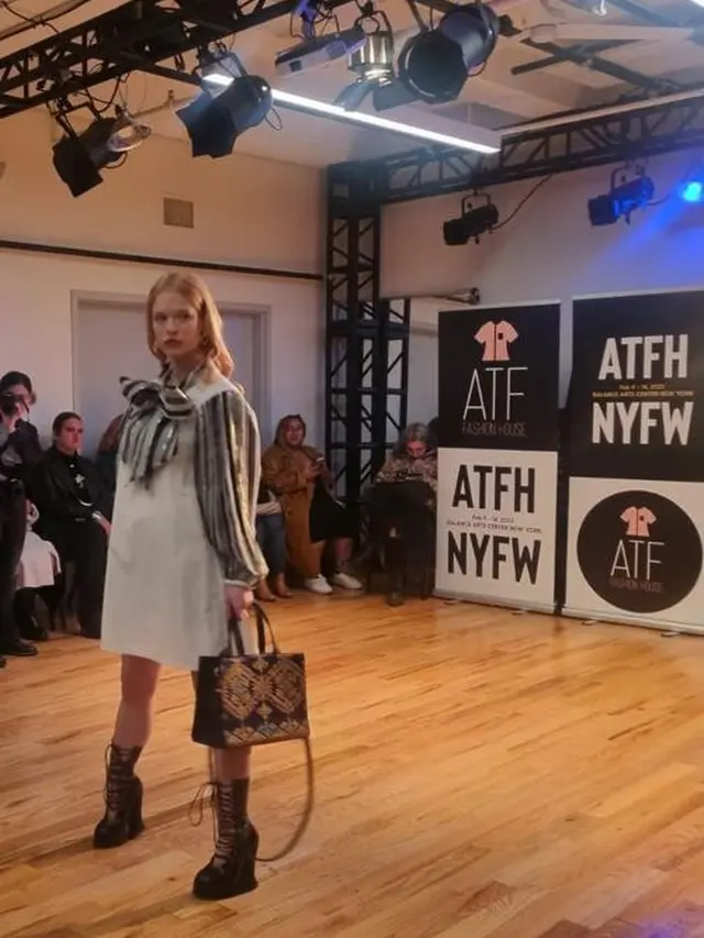 Pegiat Seni Lisa Zen Purba Antar Lini Mode Wovlea ke Ajang Bergengsi ...