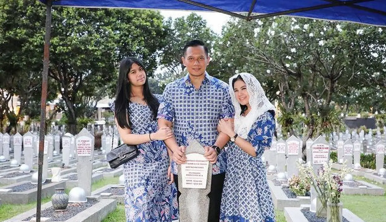 6 Adu Gaya Elegan Istri Pejabat Annisa Pohan dan Selvi Ananda Dibalut Dress Batik - Photo Fimela.com