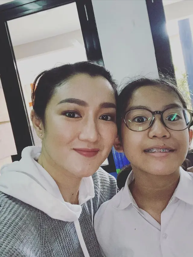 Jarang Tersorot, Ini 6 Potret Kebersamaan Melly Mono dan Anak ...