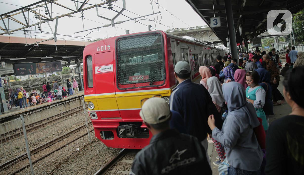 FOTO: Malam Tahun Baru, KRL Beroperasi Hingga Dini Hari - Foto Liputan6.com