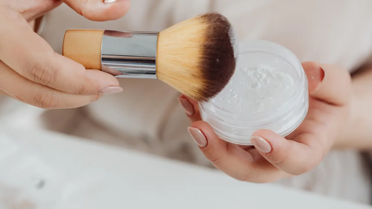 5 Rekomendasi Bedak yang Cocok untuk Kulit Sensitif dan Berjerawat - Beauty Fimela.com