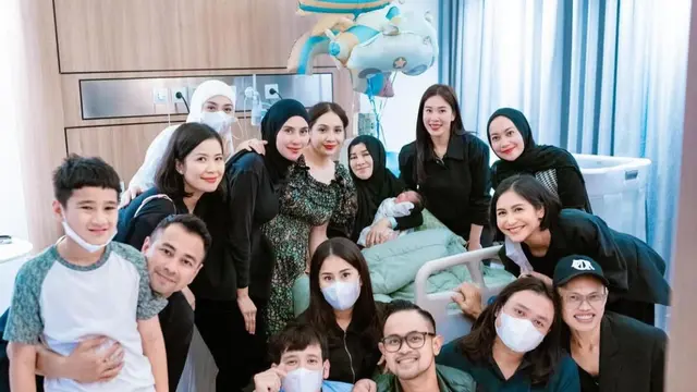 5 Potret Raffi Ahmad dan Nagita Slavina Jenguk Shandy Purnamasari yang Baru Lahirkan Anak Ketiga ...