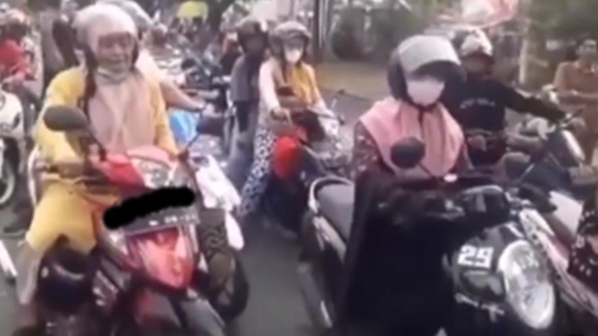 Viral Emak-emak Pengendara Motor Ngamuk Gara-gara Jalan Diblokade Demo BBM - Motor Otosia.com