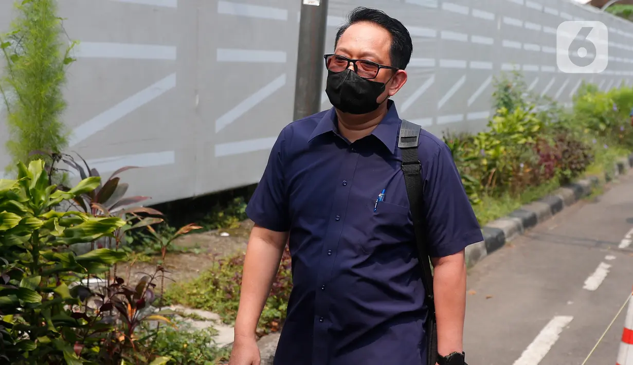 Senyum Sekda Jatim Adhy Karyono Usai Klarifikasi LHKPN di KPK - Foto Liputan6.com