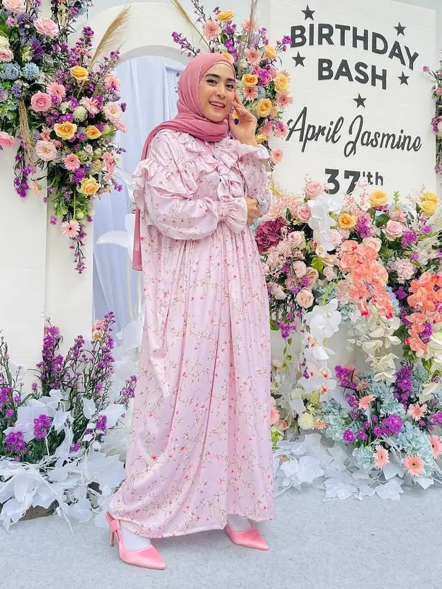 7 Potret April Jasmine Istri Ustaz Solmed Kenakan Gamis Motif Bunga, Nyentrik - Hot Liputan6.com