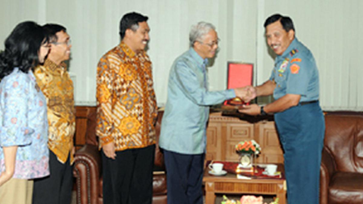 Prof. Dr. H. Arief Rachman Kunjungi Mabes TNI - Foto Liputan6.com