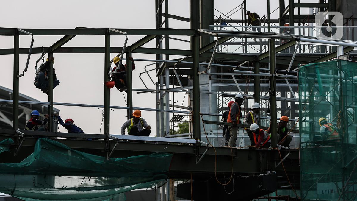 FOTO: Menengok Progres Pembangunan Halte CSW - Foto Liputan6.com