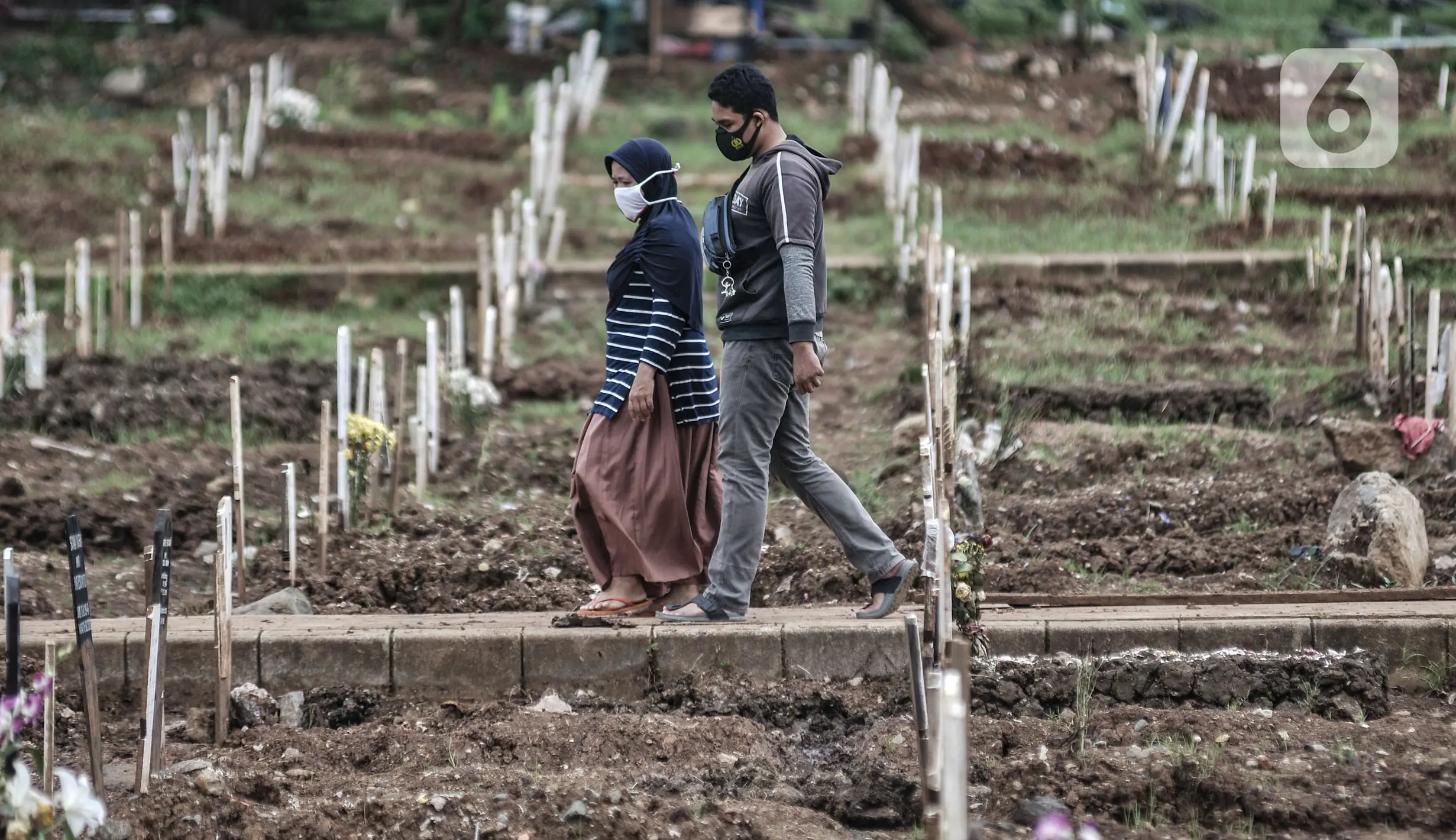 FOTO: Lahan Makam Covid-19 di TPU Bambu Apus Penuh - Foto Liputan6.com