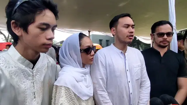 Ray Sahetapy Syahadat dan Disalatkan Kali Terakhir di Masjid Istiqlal ...