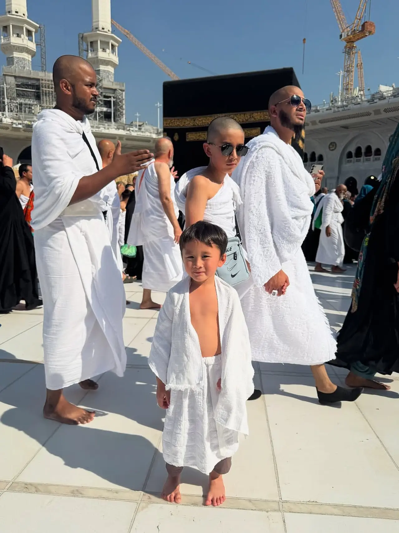 5 Potret Hanung Bramantyo dan Zaskia Mecca Umroh Bareng Anak-Anak ...