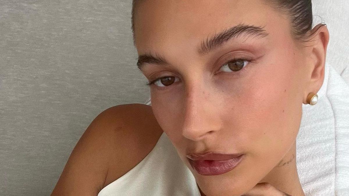 How To: Urutan Membuat Glazed Brownie Lips ala Hailey Bieber yang ...