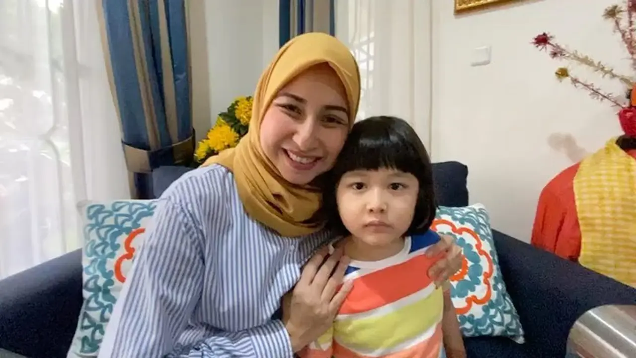 Mantap Berhijab, Ini 7 Potret Penampilan Terbaru Deswita Maharani - Hot ...