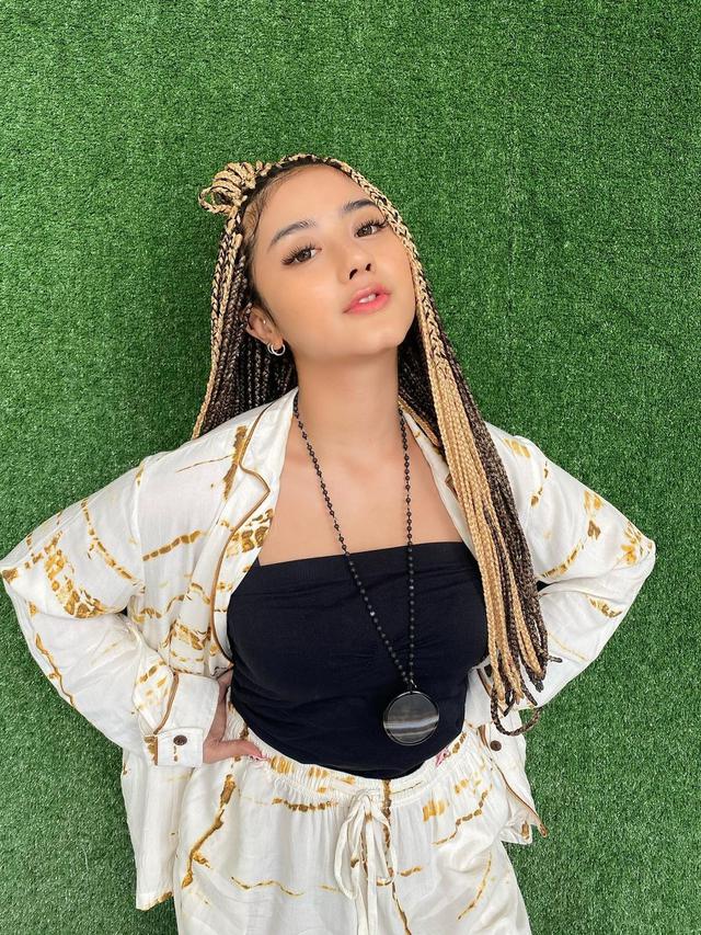 6 Potret Ghea Youbi dengan Model Rambut Kepang, Tampil Beda - Hot ...