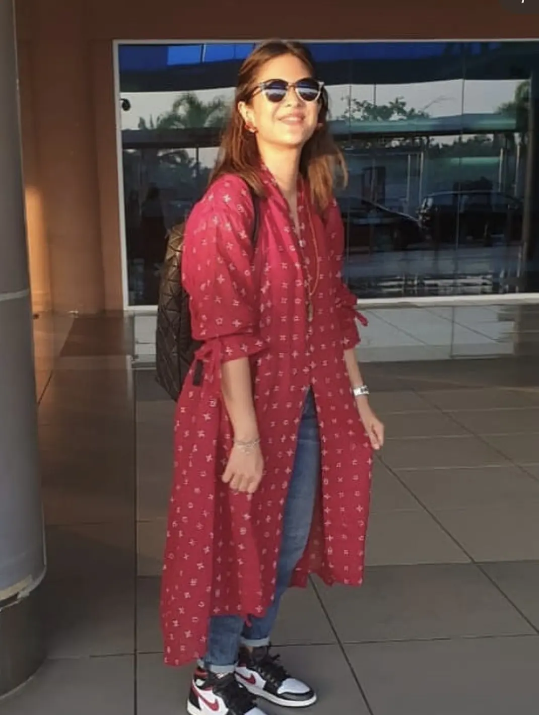 8 OOTD Artis Mix and Match Kebaya dengan Sneakers Cocok untuk Acara ...