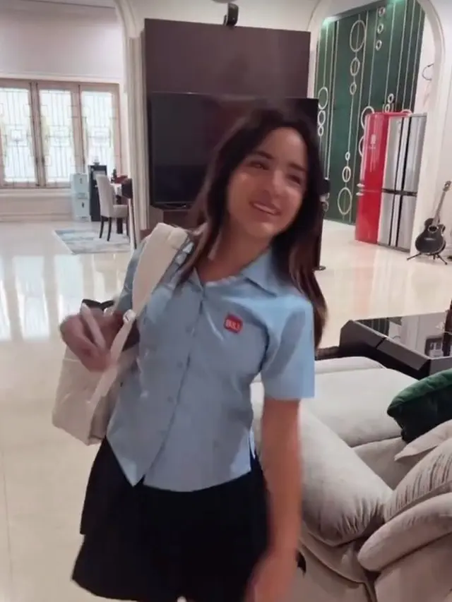 6 Potret Mikhayla Masuk SMP, Mirip Banget Nia Ramadhani Waktu Kecil - Entertainment Fimela.com