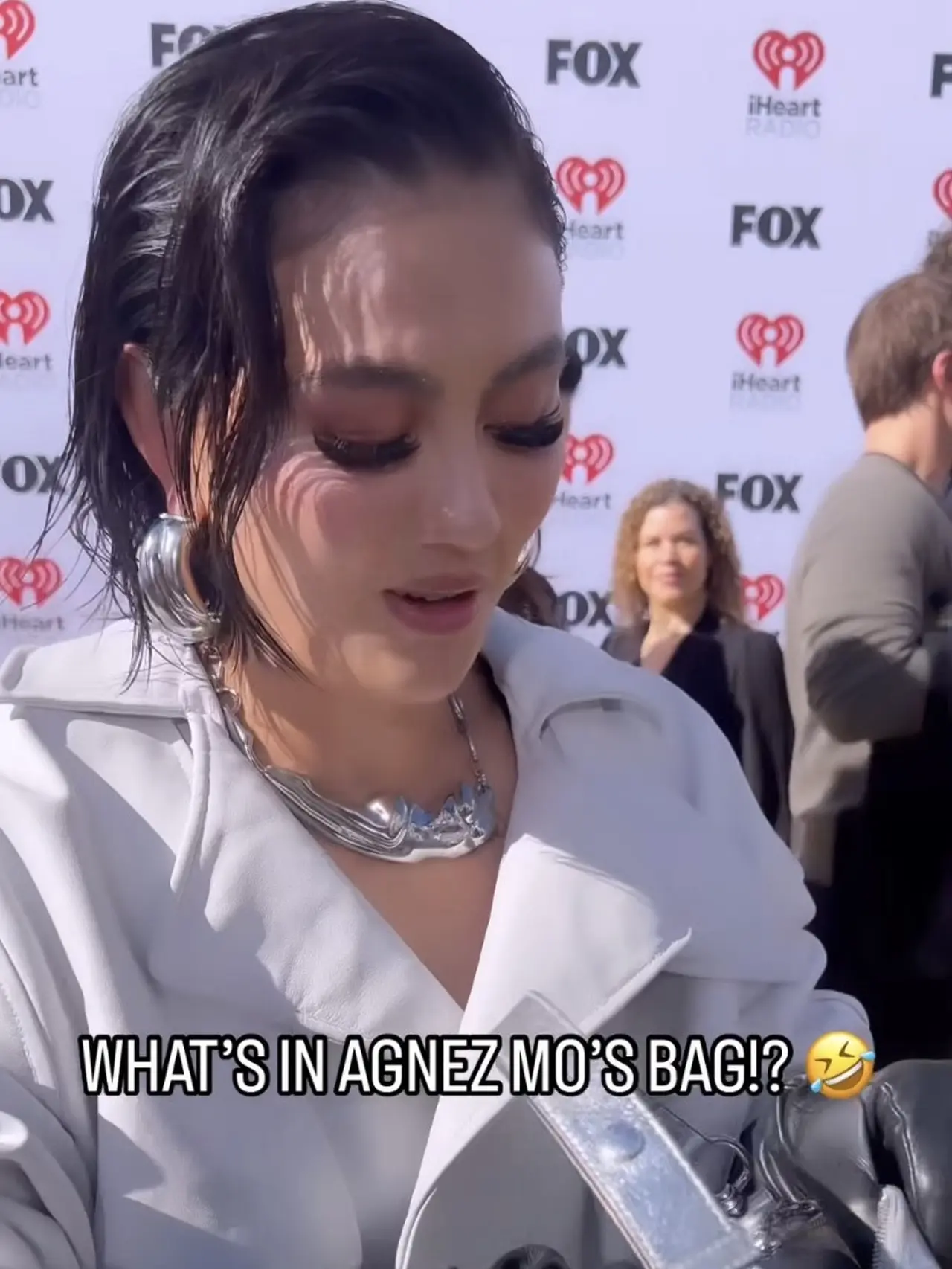 6 Tampilan Edge Agnez Mo Serba Putih dengan Aksesori Silver saat Hadir si Penghargaan Musik ...