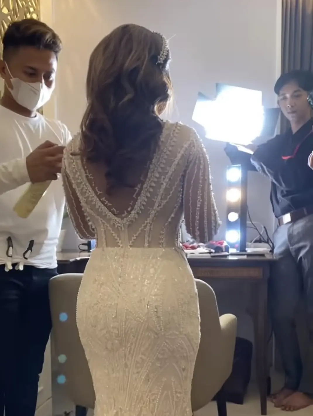 6 Potret Gaun Resepsi Kiky Saputri Punya Makna Mendalam Dihiasi Lirik Lagu Michael Jackson