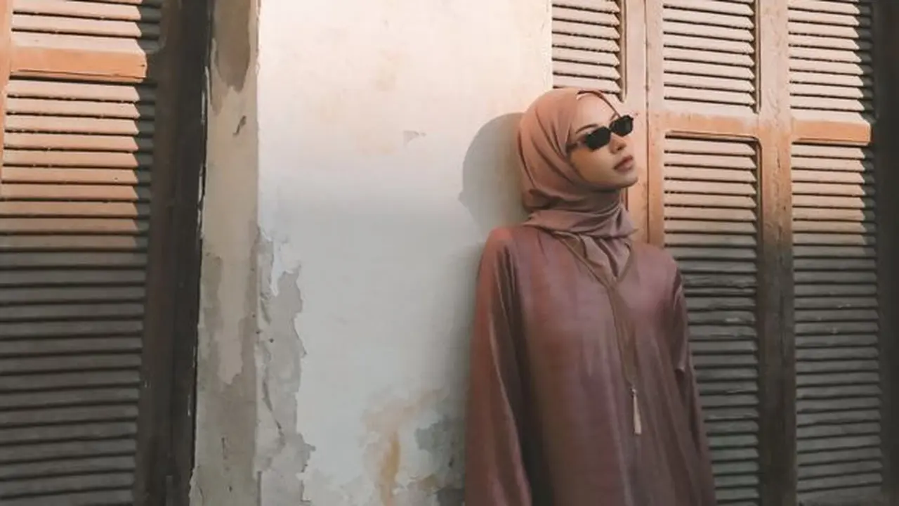 5 Pesona Alyssa Daguise Tampil Anggun di Jeddah Berbalut Hijab dan Kaftan, Aura Kecantikan ...