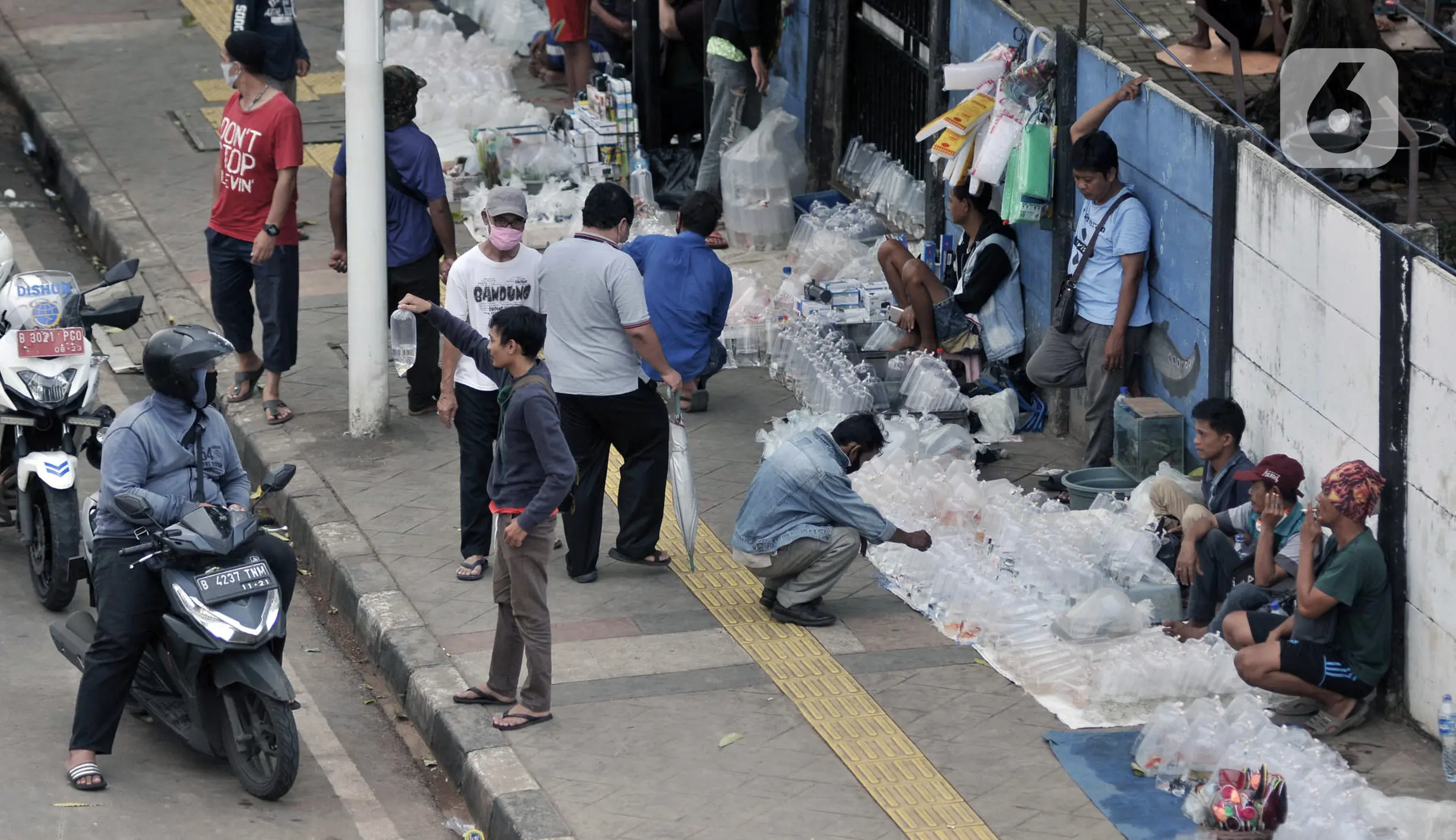 FOTO: Pemprov DKI Denda Rp 250 Ribu Bagi Warga Tak Pakai Masker - Foto Liputan6.com