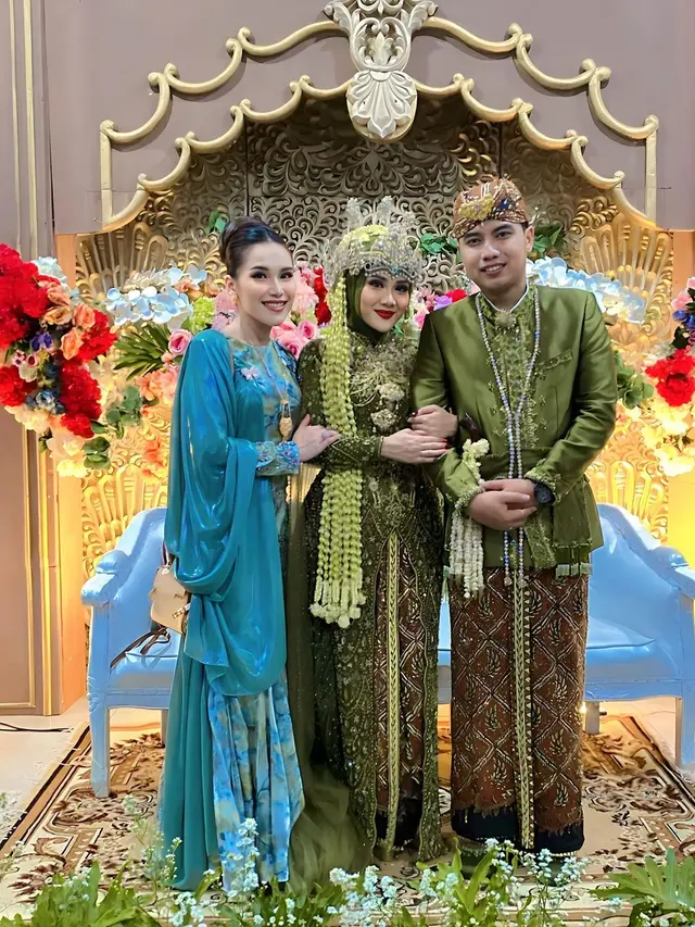 7 Gaya Ayu Ting Ting Saat Hadiri Kondangan, Outiftnya Curi Perhatian - Hot Liputan6.com