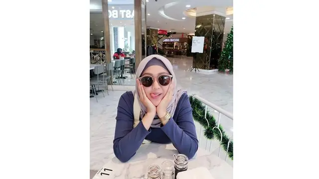 Mantap Berhijab, Ini 7 Potret Terbaru Istri Adjie Pangestu yang Kian Menawan - Hot Liputan6.com