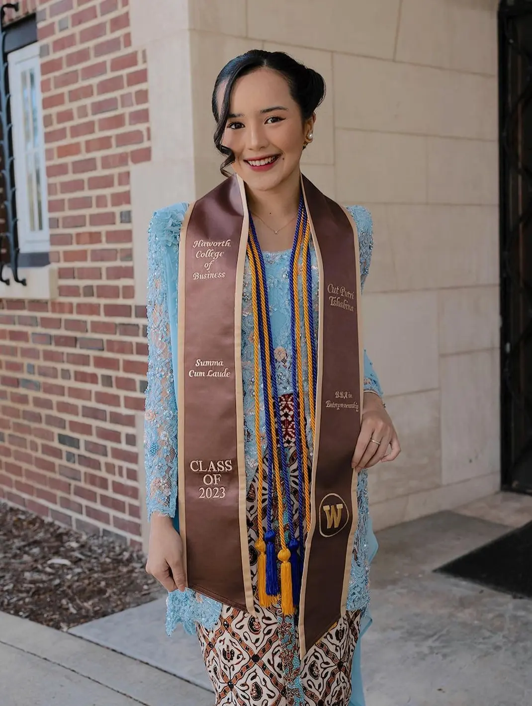 Potret Cantik Beby Tsabina Kenakan Kebaya Wisuda Sky Blue, Tampilan ...