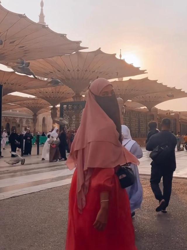 6 Potret Paula Verhoeven Pakai Hijab dan Cadar saat Umrah, Dipuji ...